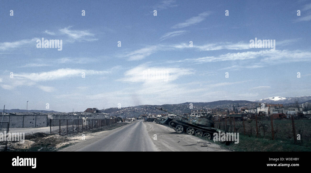 10. April 1993 während der Belagerung von Sarajevo: no-man's-land auf ...
