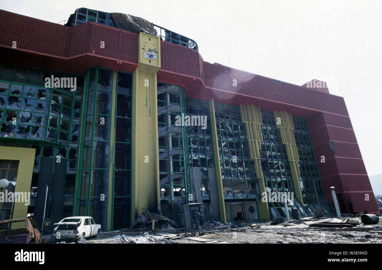 10. April 1993 während der Belagerung von Sarajevo: Die zertrümmerte ...