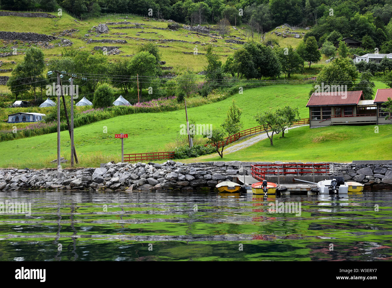 GEIRANGERFJORD, Norwegen - 8. Juli 2018. Geiranger Dorf mit ...