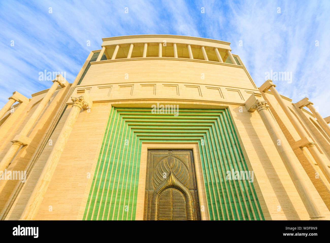 Doha, Katar - 17. Februar 2019: Ende der riesige bronzene Tür von ...