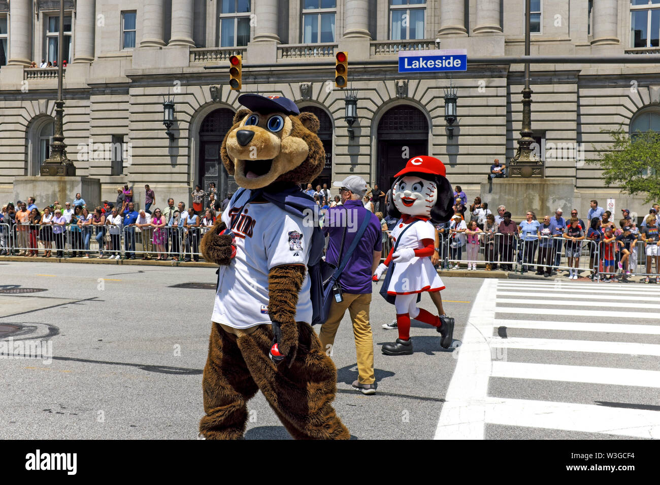 Baseball maskottchen in parade -Fotos und -Bildmaterial in hoher ...