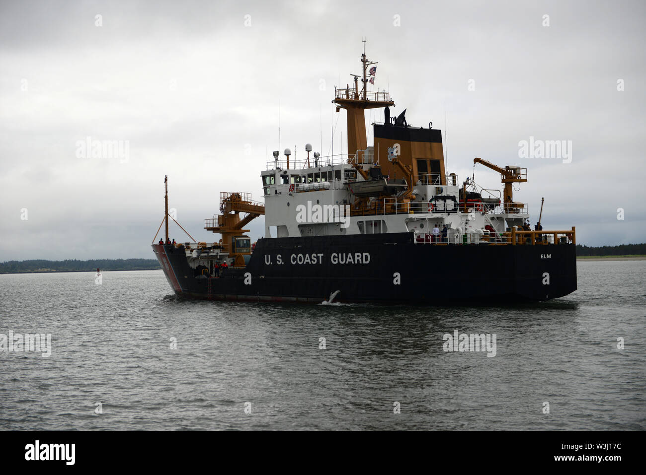 Die Crew der Coast Guard Cutter Elm, eine 225-Fuß-Juniper Klasse ...