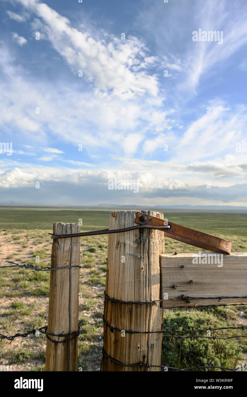 Hölzernes ranch tor -Fotos und -Bildmaterial in hoher Auflösung – Alamy