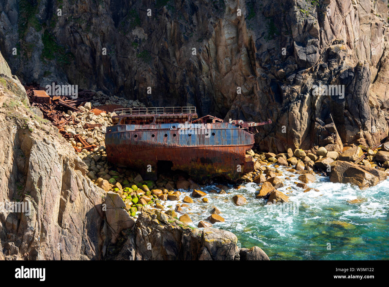 Shipwreck lands end cornwall uk -Fotos und -Bildmaterial in hoher ...