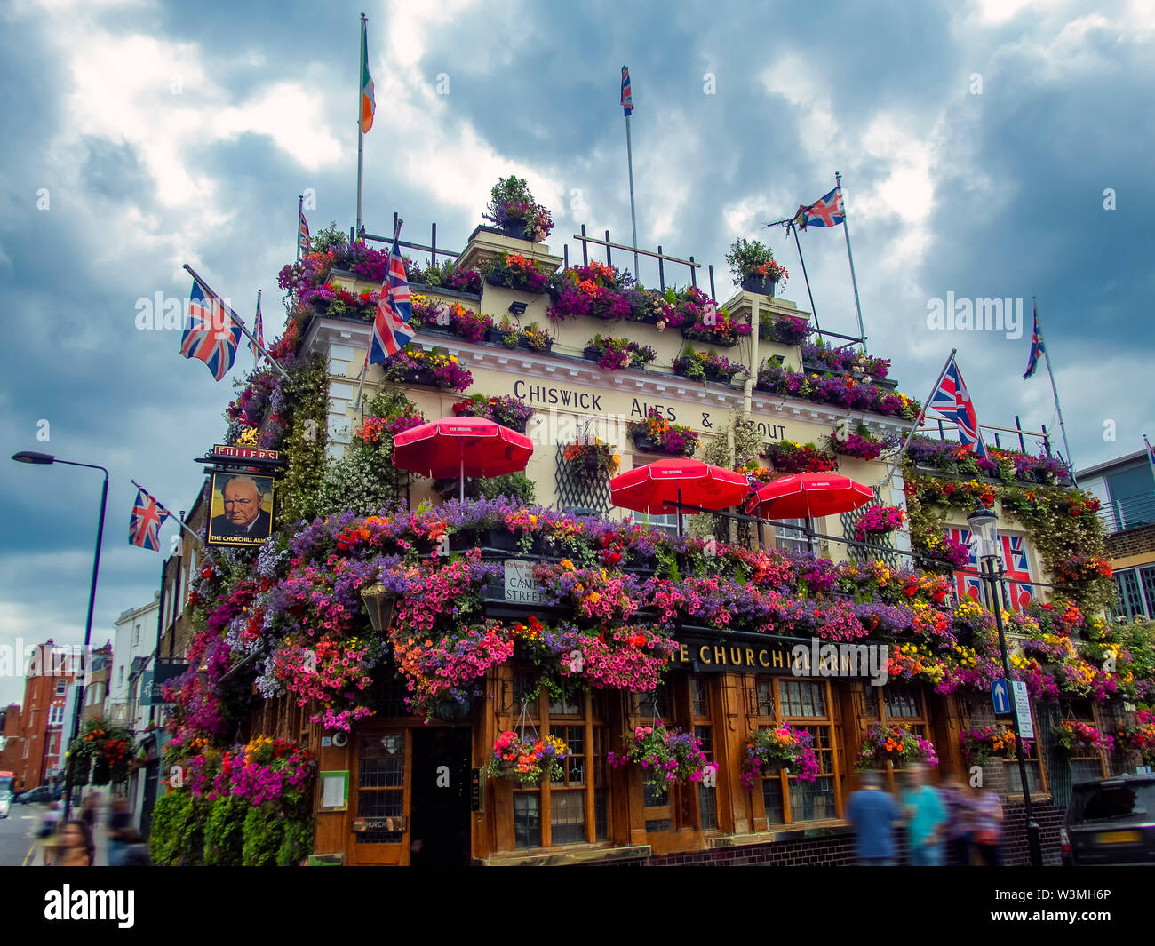 Die prächtige Fassade des Churchill Arms Pub in Kensington, London ...