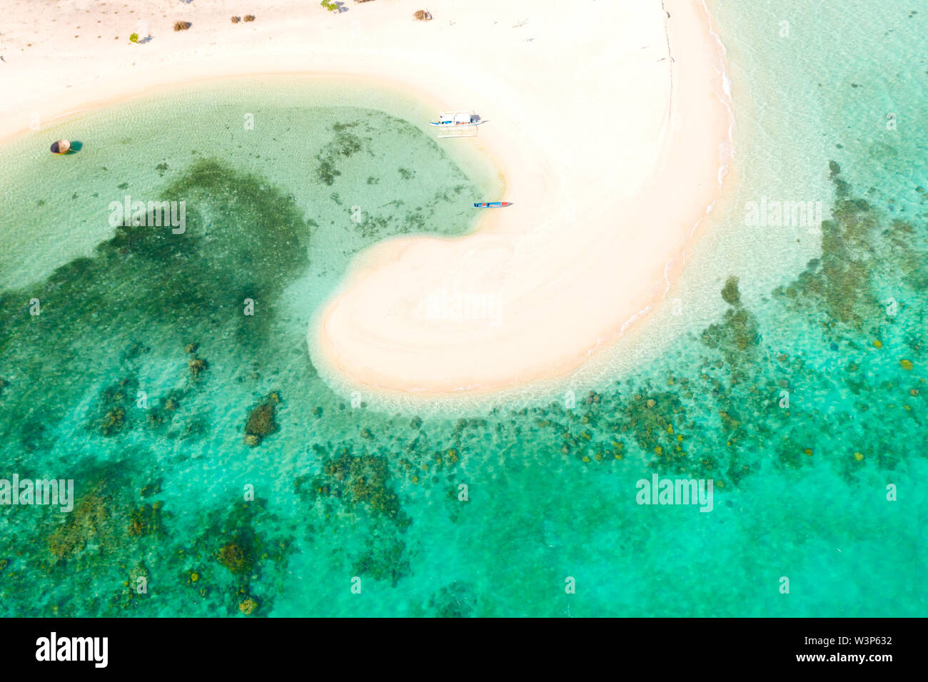 Patawan Insel. Kleine tropische Insel mit weißem Sandstrand ...