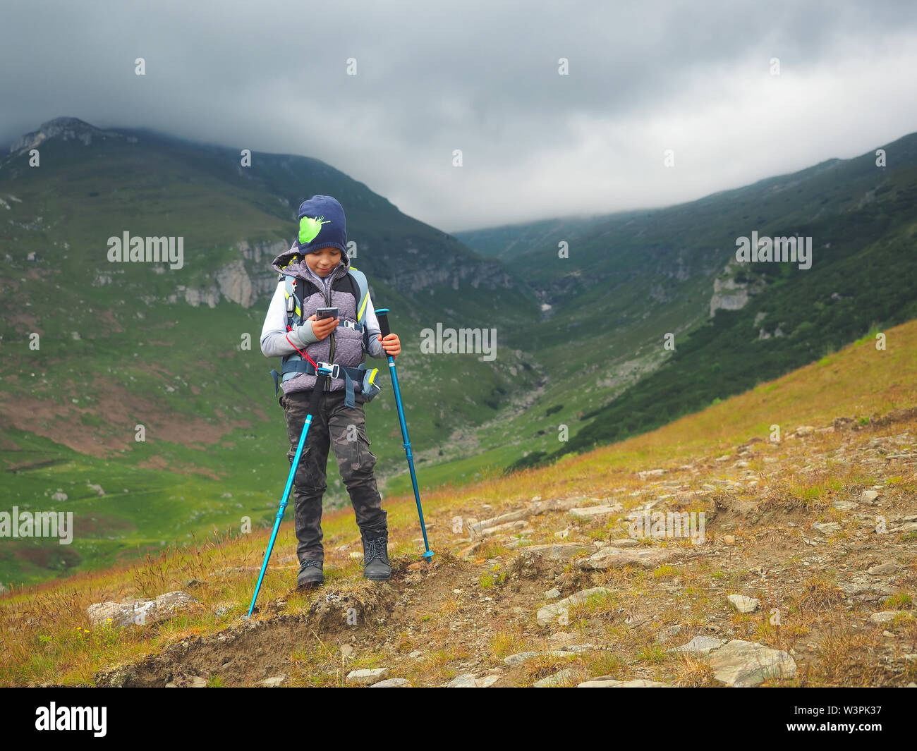Kind mit rucksack -Fotos und -Bildmaterial in hoher Auflösung – Alamy