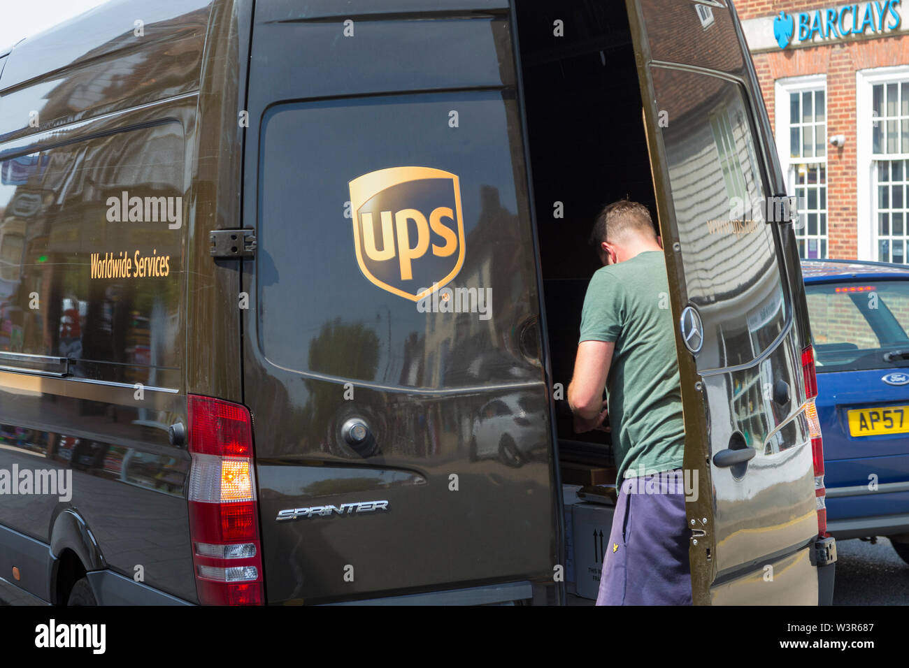 Ups Fahrer Stockfotos und -bilder Kaufen - Alamy