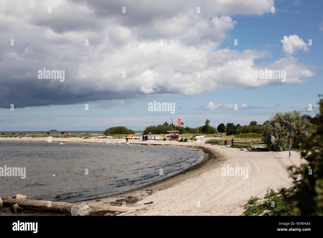 Der Strand in Laboe, Deutschland, an der Ostsee im Bezirk Plön, in ...