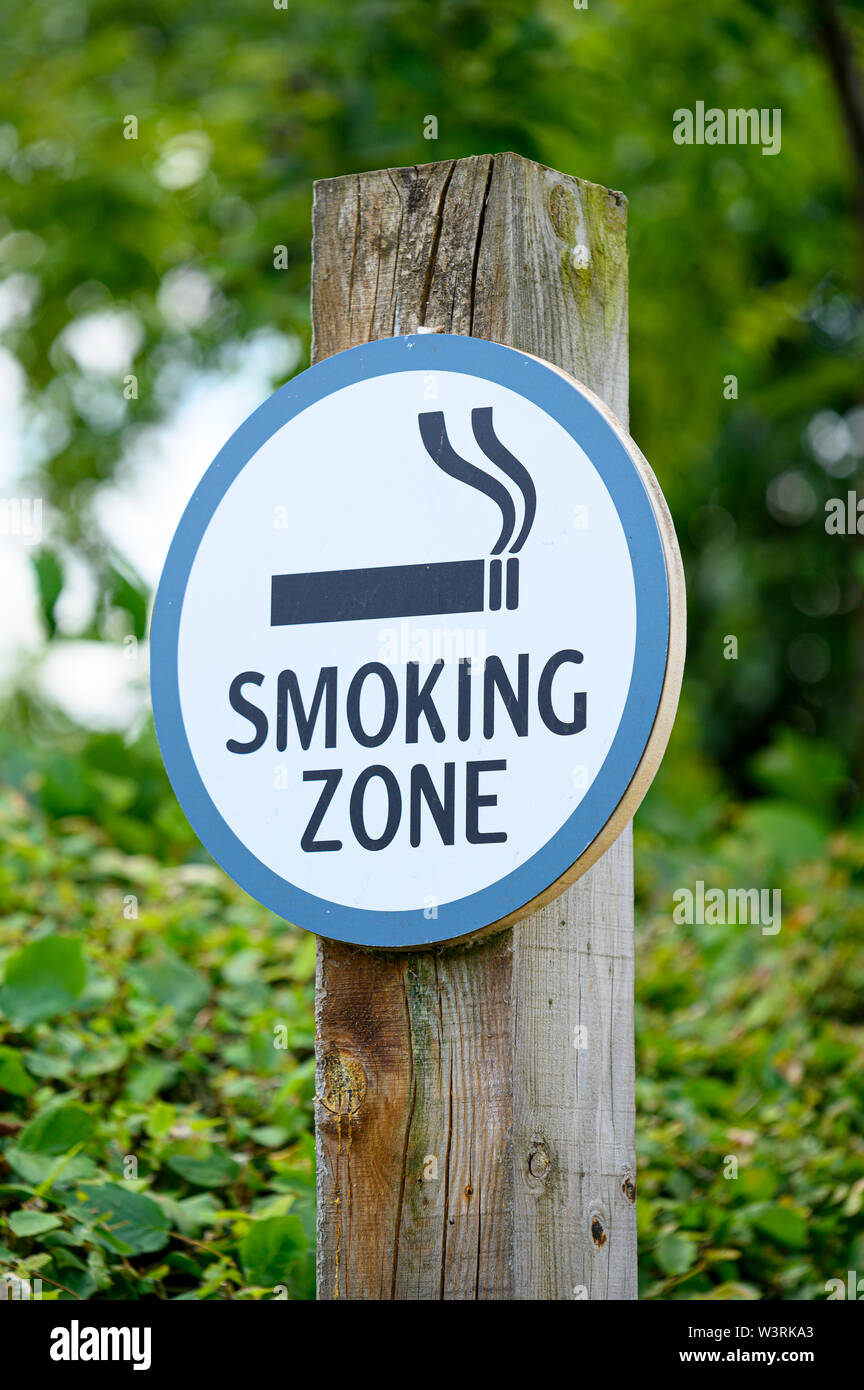 Smoking zone -Fotos und -Bildmaterial in hoher Auflösung – Alamy
