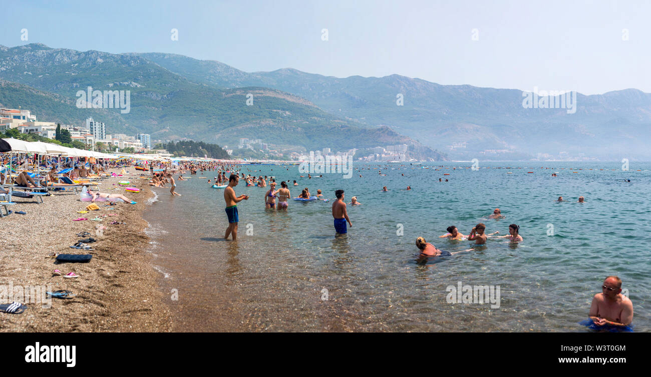 Becici, Montenegro - August 05, 2017: die Menschen entspannen und ...