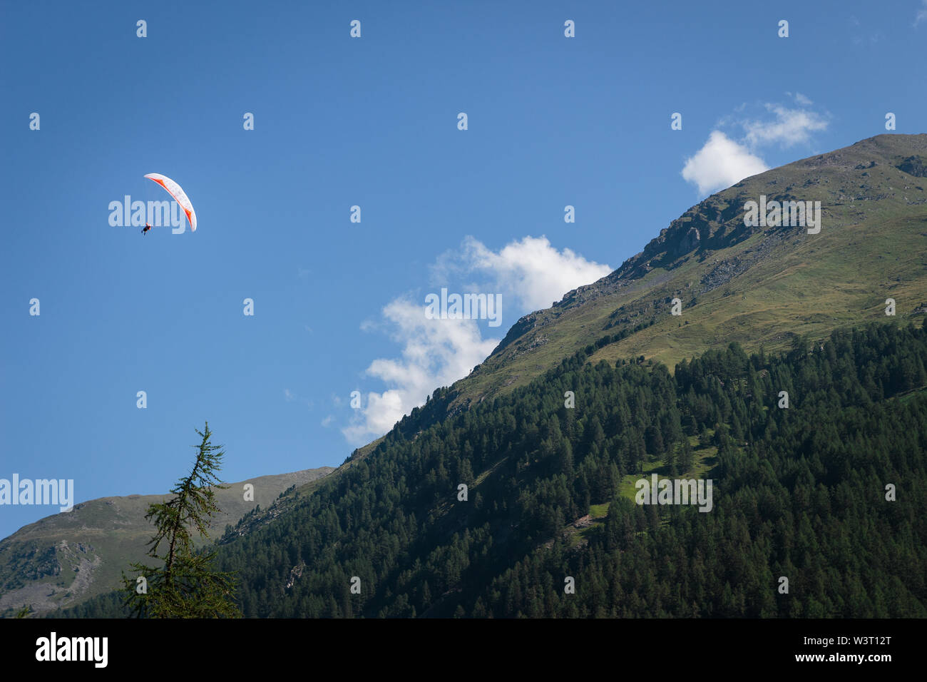 Einzelne bunte Gleitschirm fliegen in den Walliser Alpen in der Nähe ...