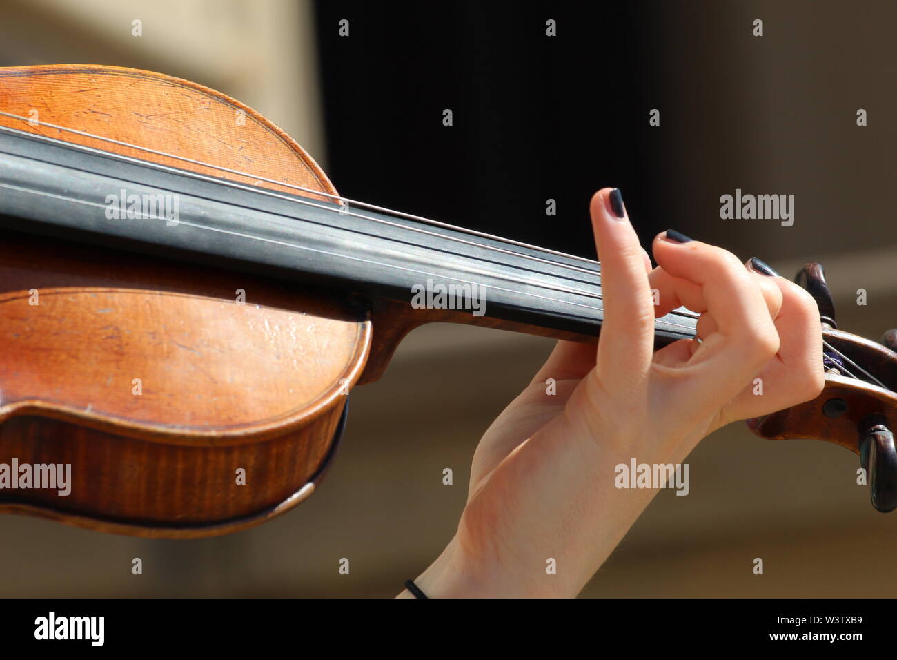 Geige unterrichten -Fotos und -Bildmaterial in hoher Auflösung – Alamy