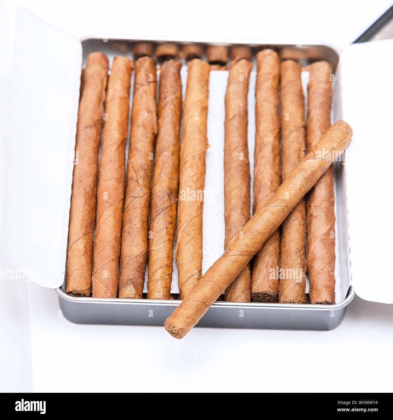 Schachtel Zigarillos auf einem weißen Hintergrund. Auf der Box ist eine ...