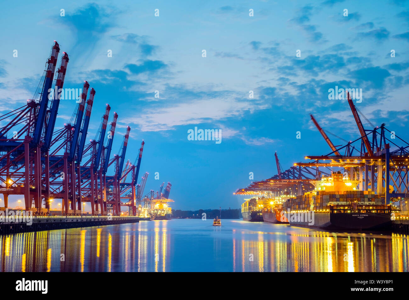 Frachtschiffe am Burchardkai im Hamburger Hafen bei Nacht geladen ...