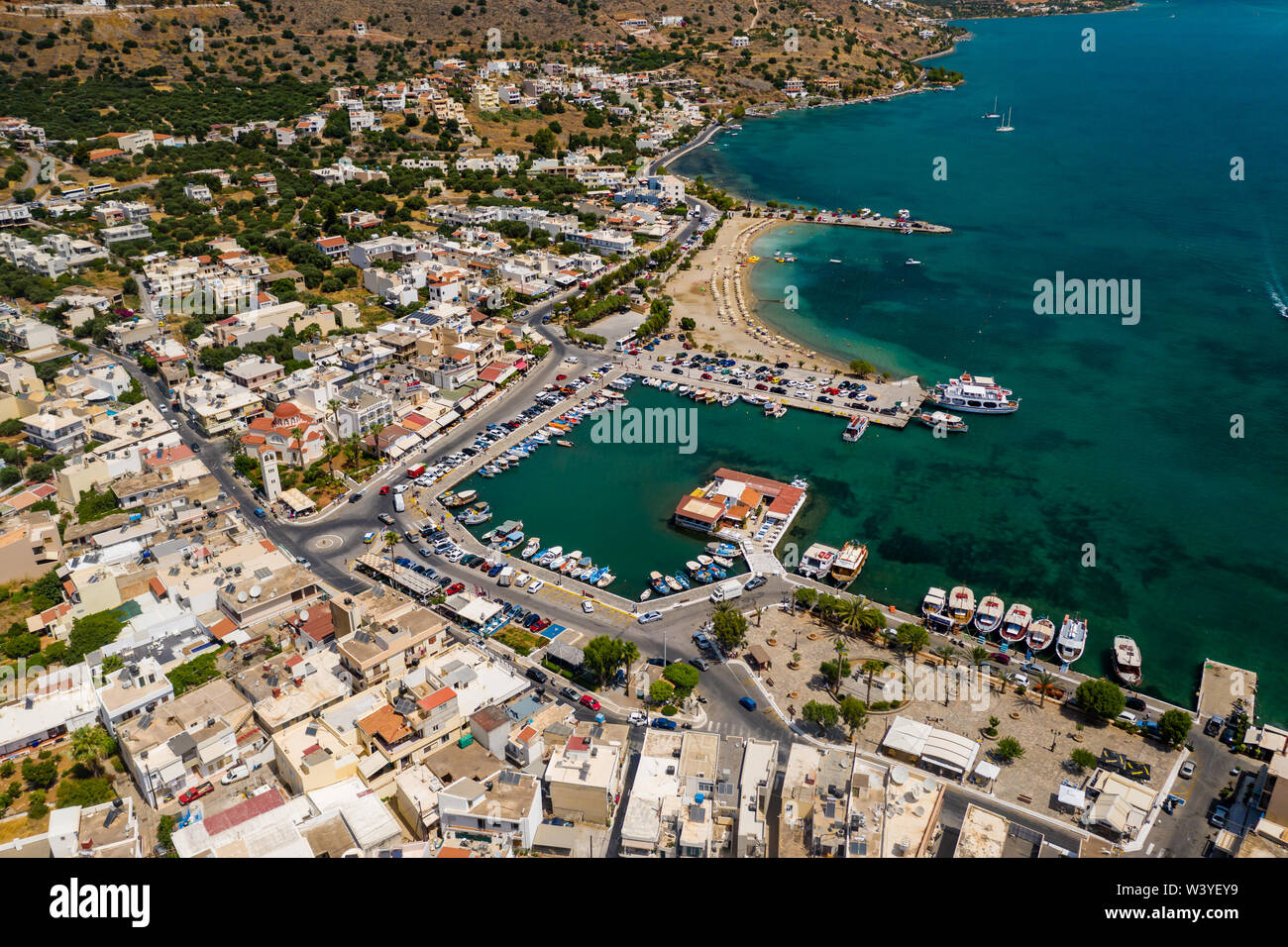 ELOUNDA, KRETA, GRIECHENLAND - 16 JULI 2019: Luftaufnahme der beliebten ...