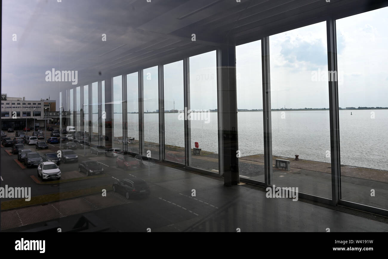 Kreuzfahrtterminal in bremerhaven -Fotos und -Bildmaterial in hoher ...