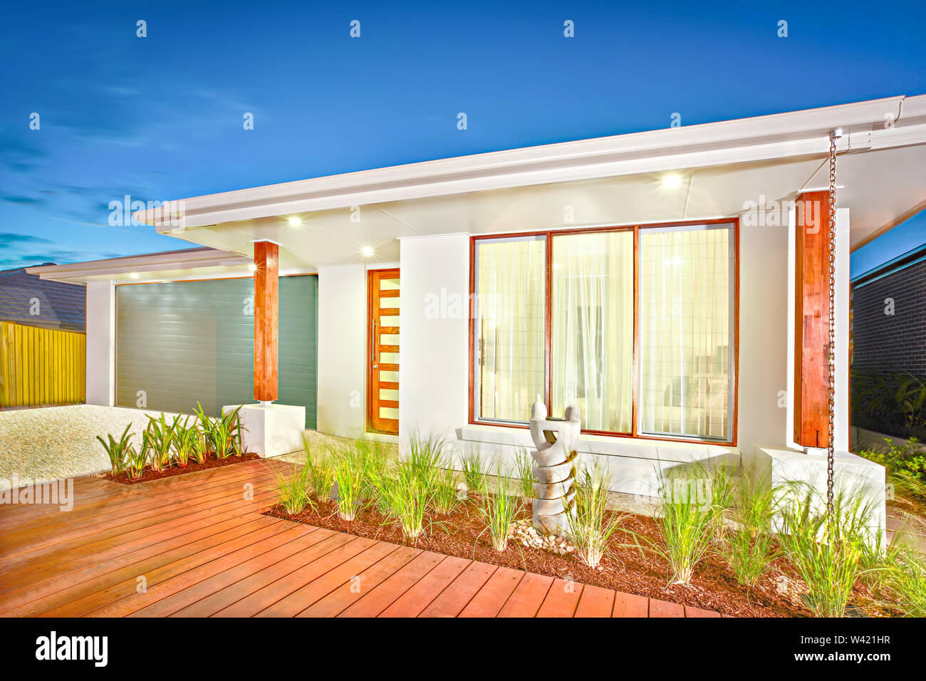 Modernes Haus mit Holzfassade und das Gras auf dem Boden, das Fenster ...
