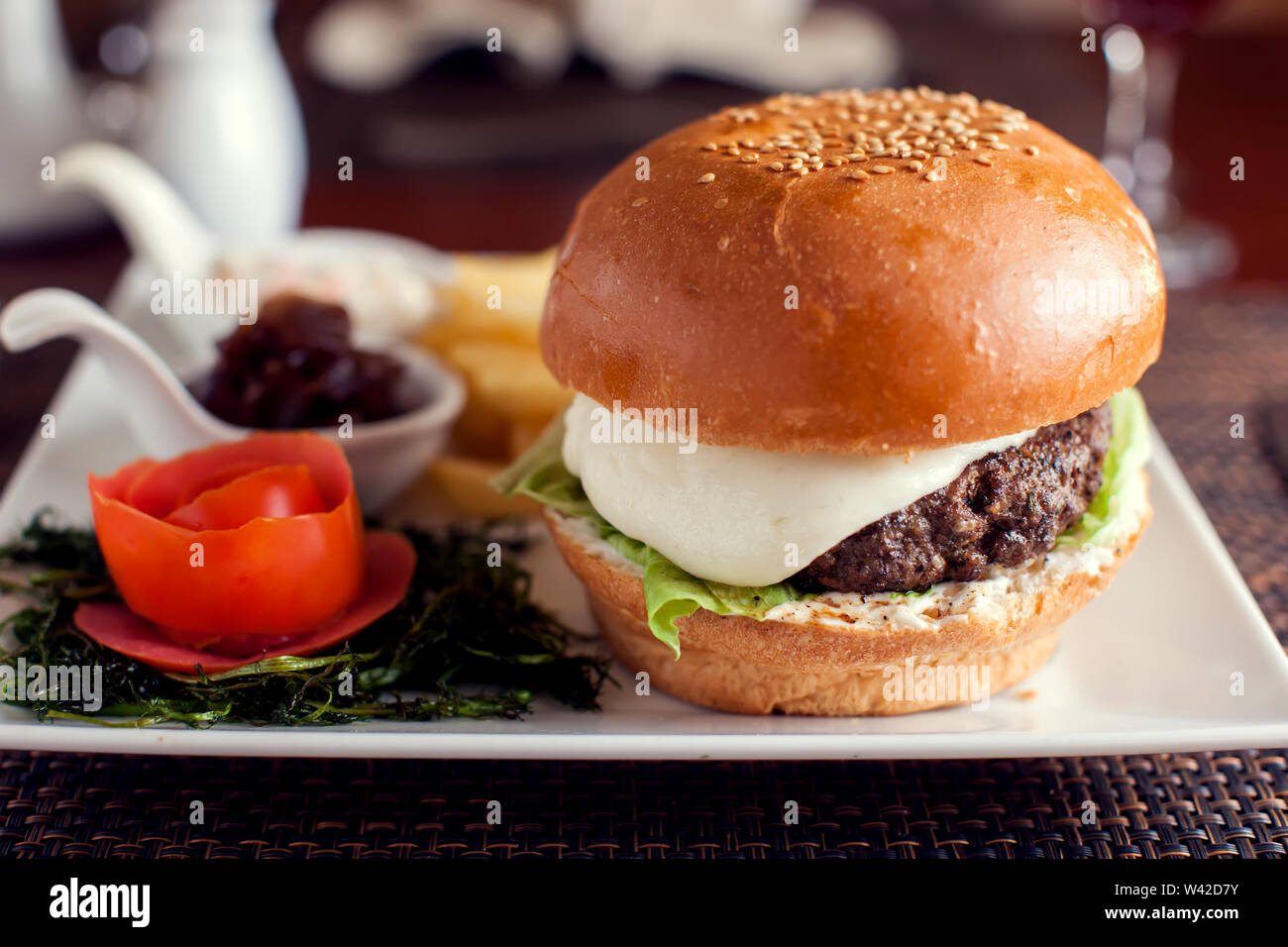 Große leckere Burger mit Pommes frites in ein Cafe auf eine weisse ...