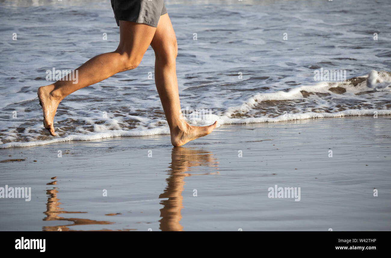Weibliche barfuss -Fotos und -Bildmaterial in hoher Auflösung – Alamy