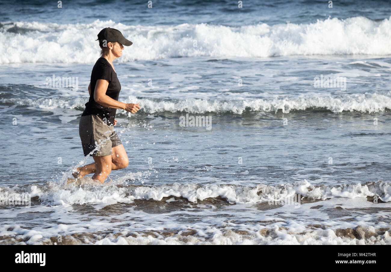 Weibliche barfuss -Fotos und -Bildmaterial in hoher Auflösung – Alamy