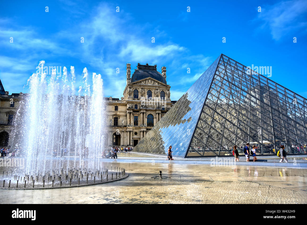 Paris, Frankreich, 21. April 2019 - ein Blick auf den Louvre, die ...
