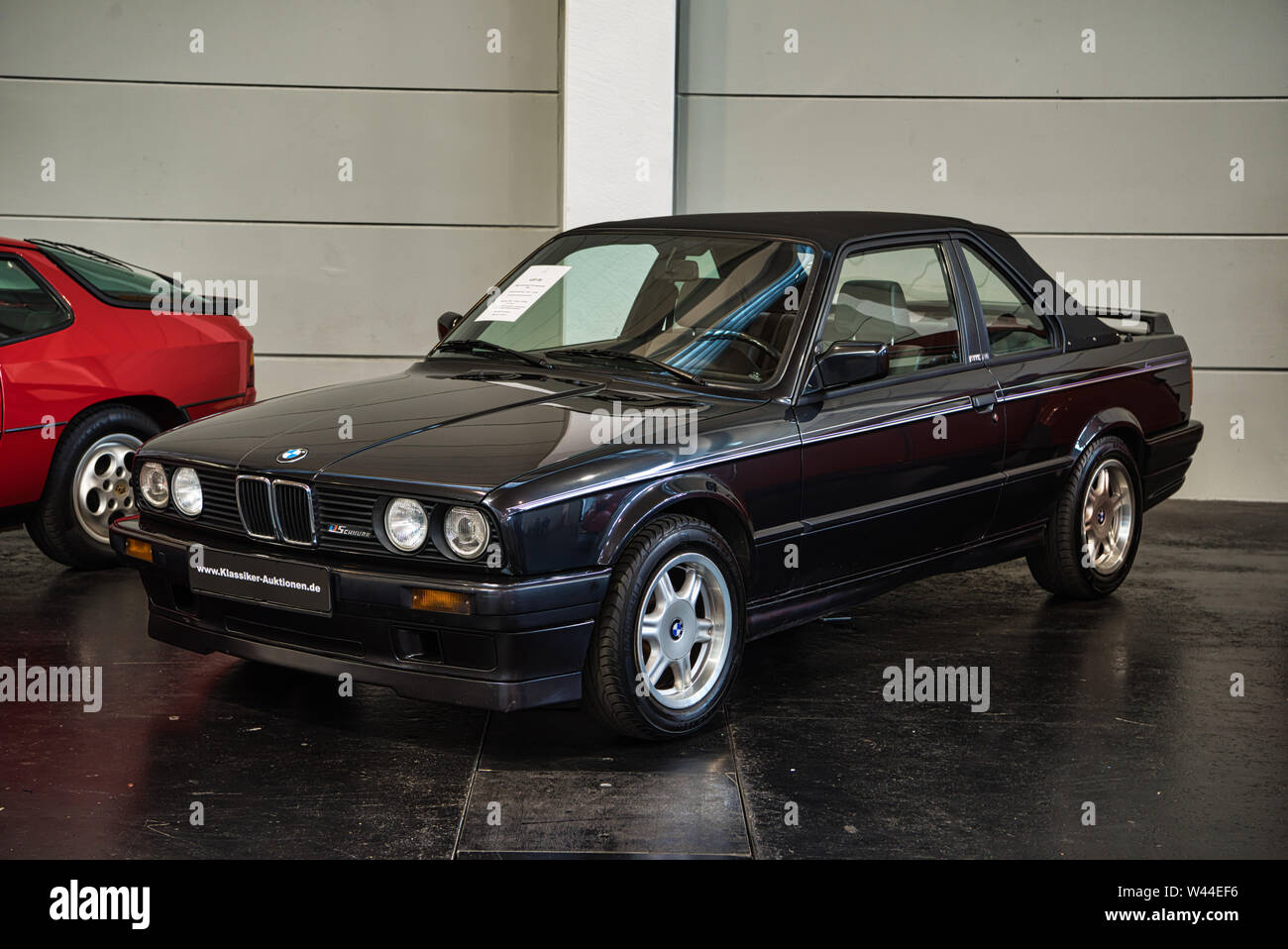 FRIEDRICHSHAFEN - Mai 2019: schwarze BMW 318i E30 TC2 1990 Cabrio Motorworld Klassiker am ...
