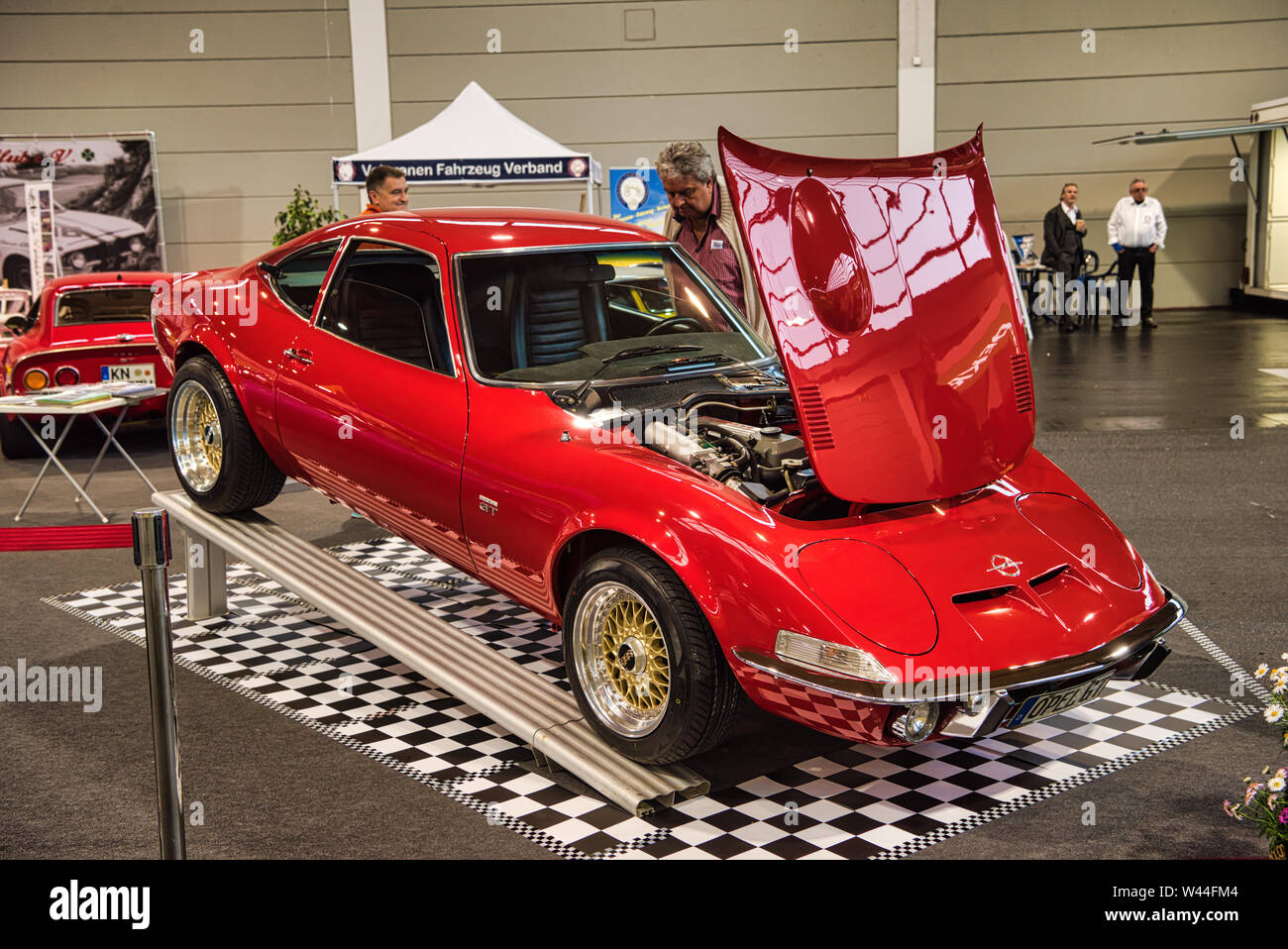 FRIEDRICHSHAFEN - Mai 2019: Roter OPEL GT 1968 coupé Motorworld ...