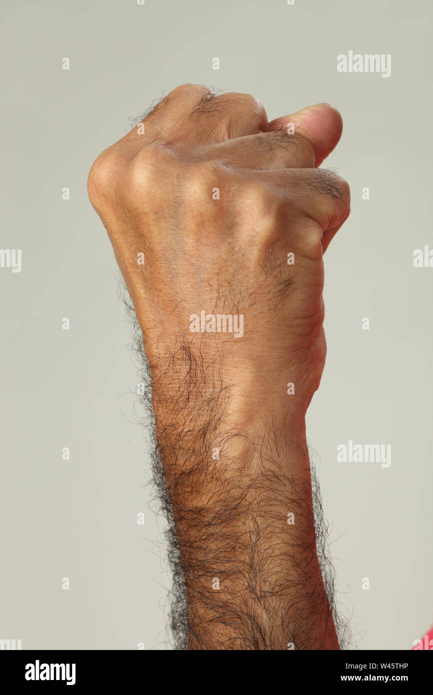 Geballte faust in der luft -Fotos und -Bildmaterial in hoher Auflösung ...