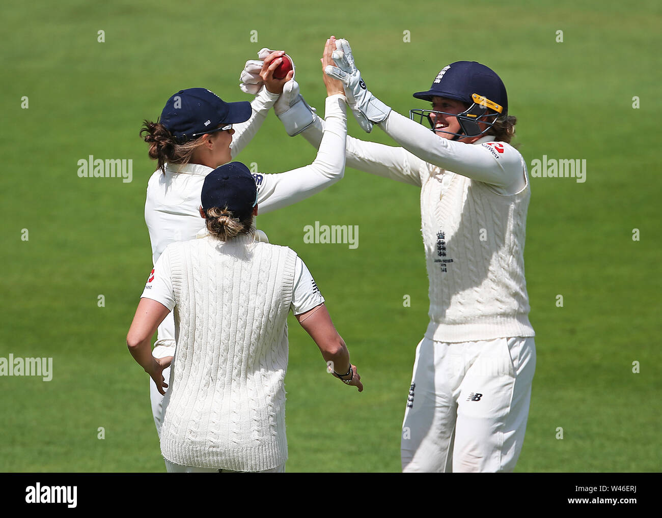 Englands wicket keeperin amy jones -Fotos und -Bildmaterial in hoher ...
