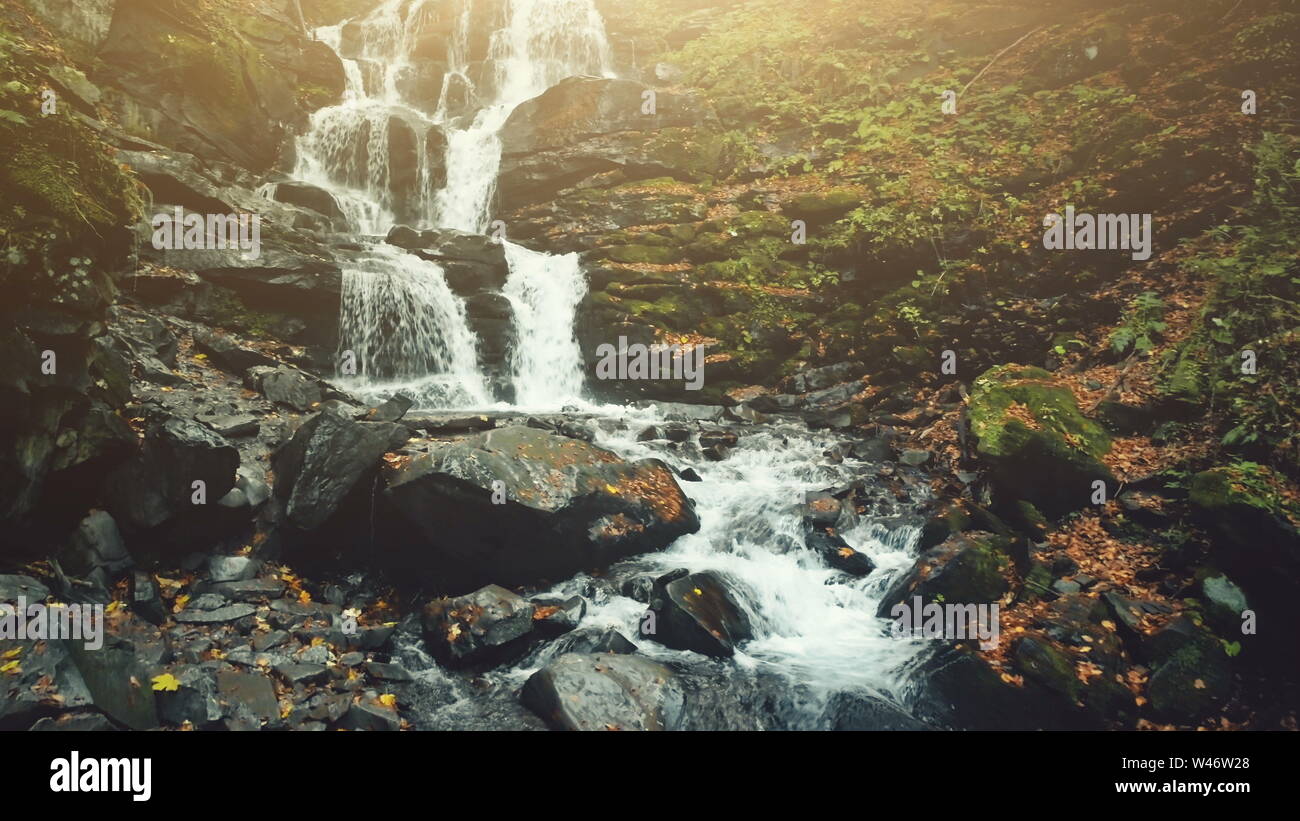 Highland Hang Wasserfall Bach Goldener Herbst Holz. Schaumige ...