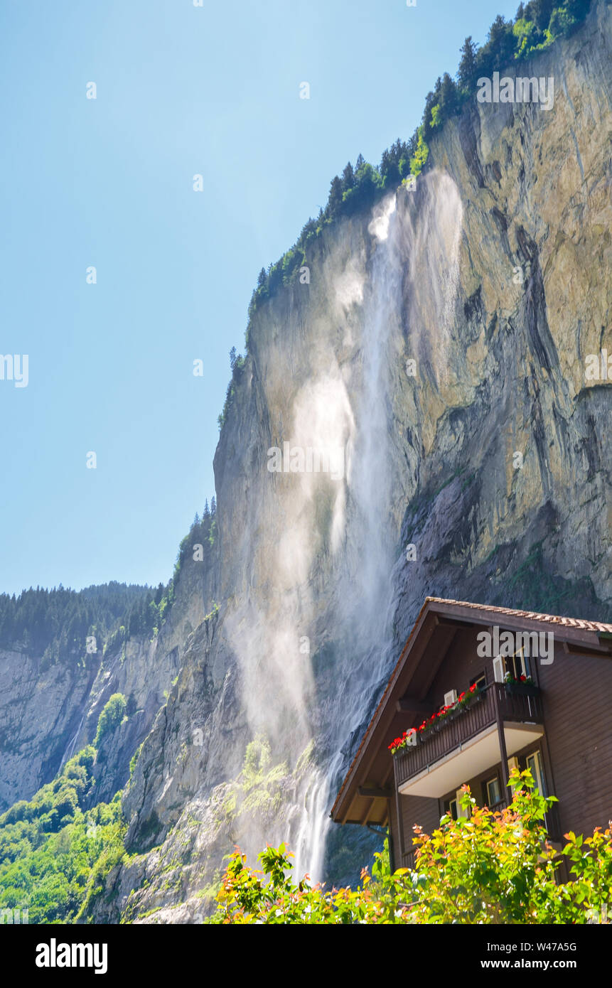 Vertikale Bild der schönen Staubbachfall in Lauterbrunnen, Schweiz ...