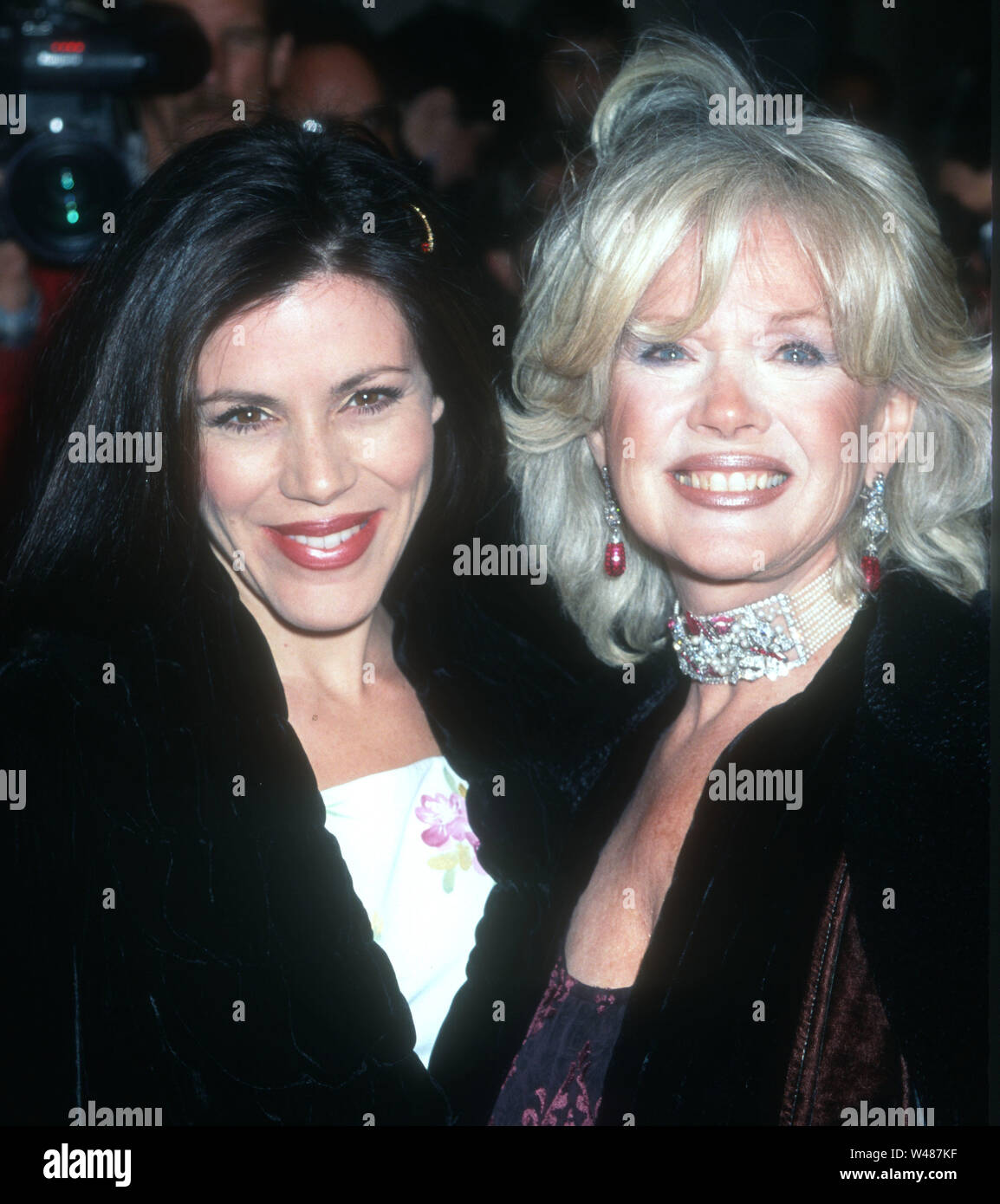 Tricia Fisher und Mutter Connie Stevens 1982 Foto von John Barrett ...