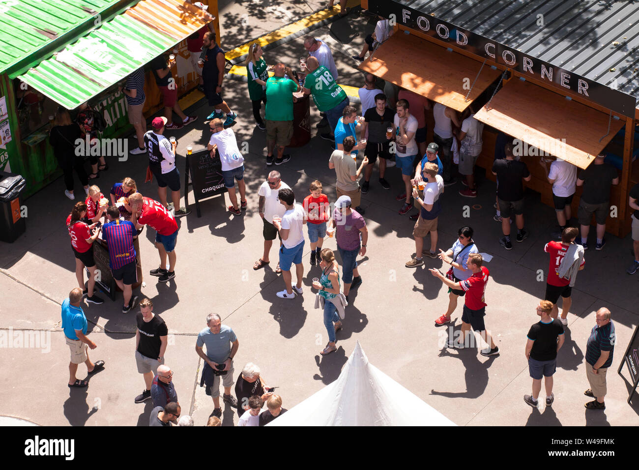 Handball Fans vor der Lanxess Arena in Deutz in der EHF Champions ...