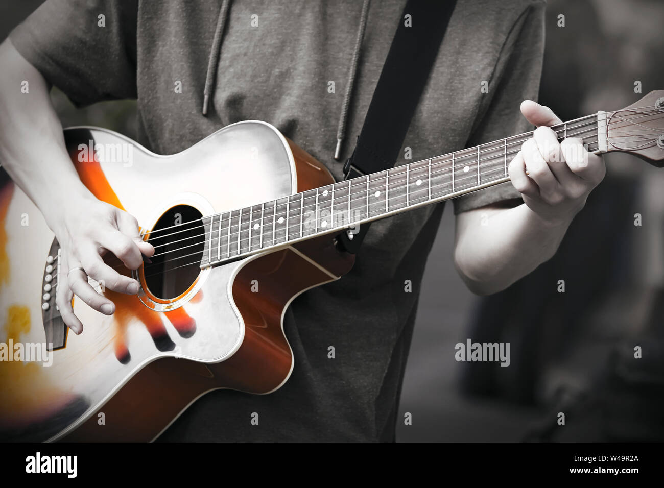 Sechssaitiger akustischer bass -Fotos und -Bildmaterial in hoher ...