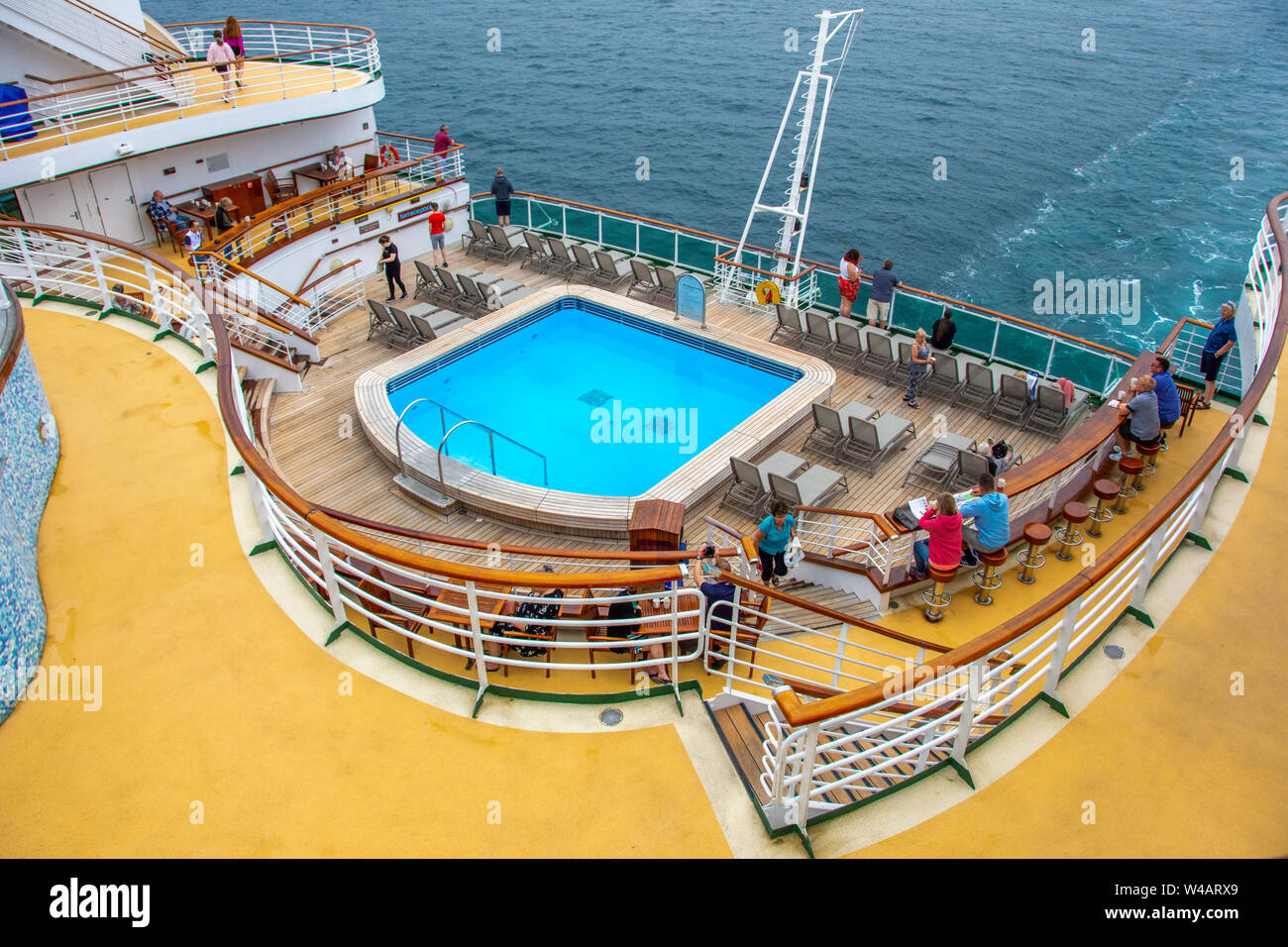 Gelber belag um einen pool -Fotos und -Bildmaterial in hoher Auflösung ...