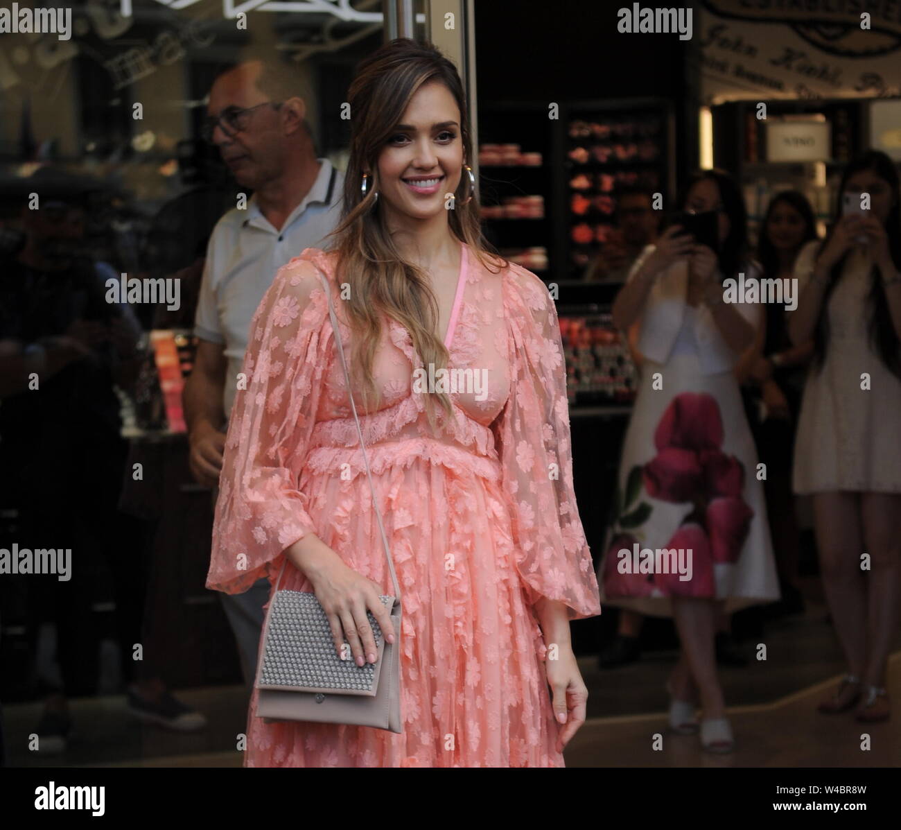 Jessica Alba kommt an ein Ereignis an der Douglas Parfümerie Stores in ...