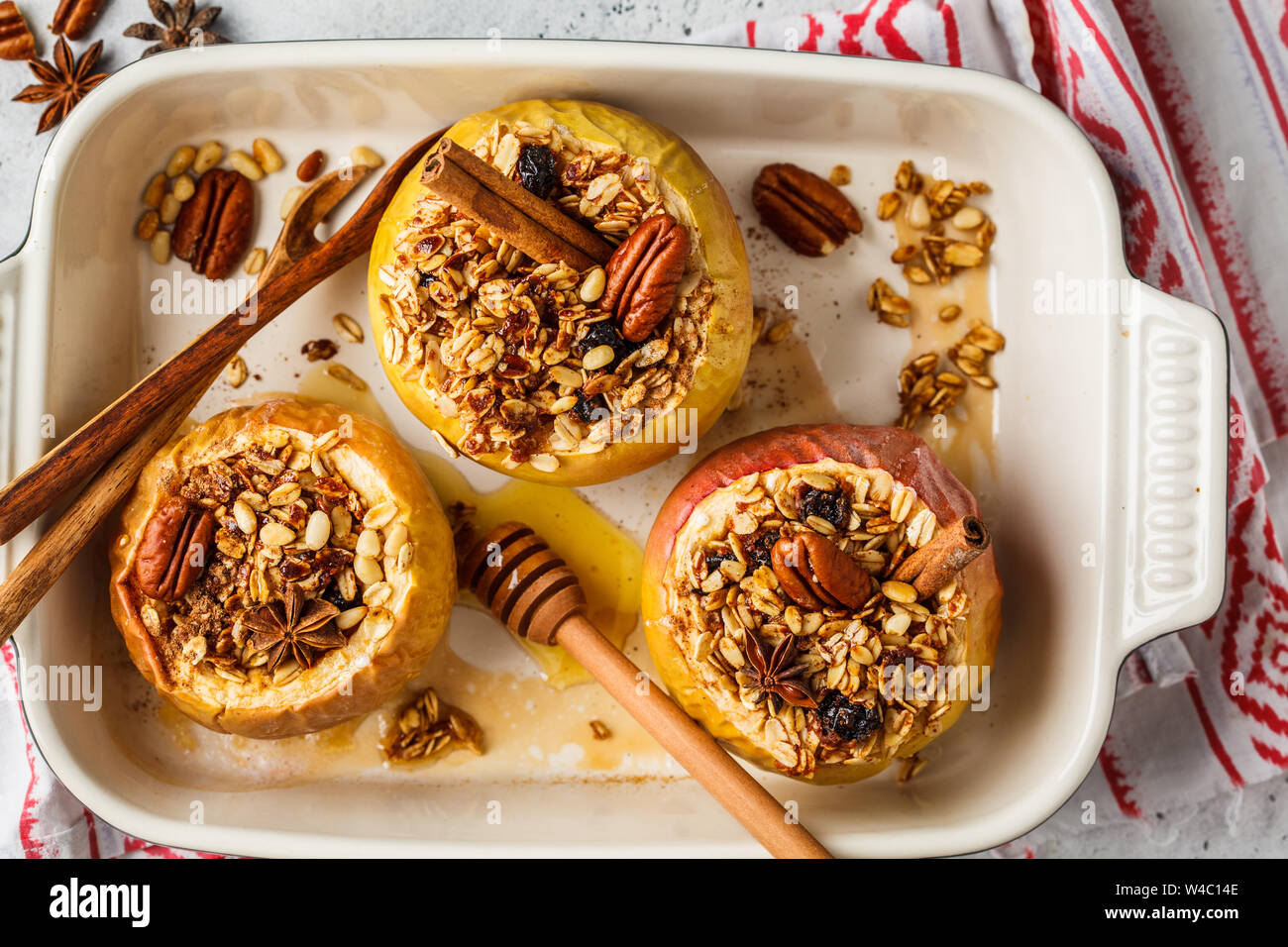 Baked red apples stuffed granola -Fotos und -Bildmaterial in hoher ...