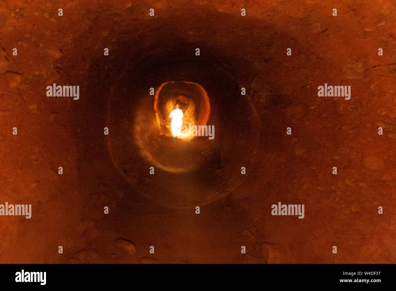 Mann Mit Einer Fackel Durch Einen Tunnel Stockfotos und -bilder Kaufen ...