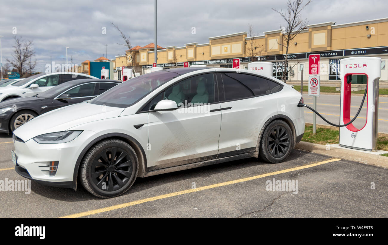 WeiB Tesla Model X Aufladen mit Model S neben an Vaughan Mills Tesla Kompressor Lage Stockfotografie Alamy