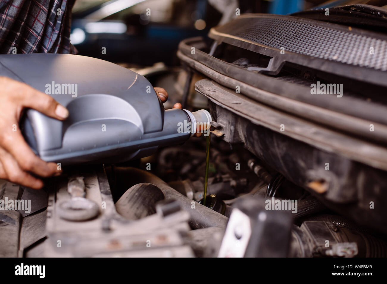 Changing oil -Fotos und -Bildmaterial in hoher Auflösung – Alamy