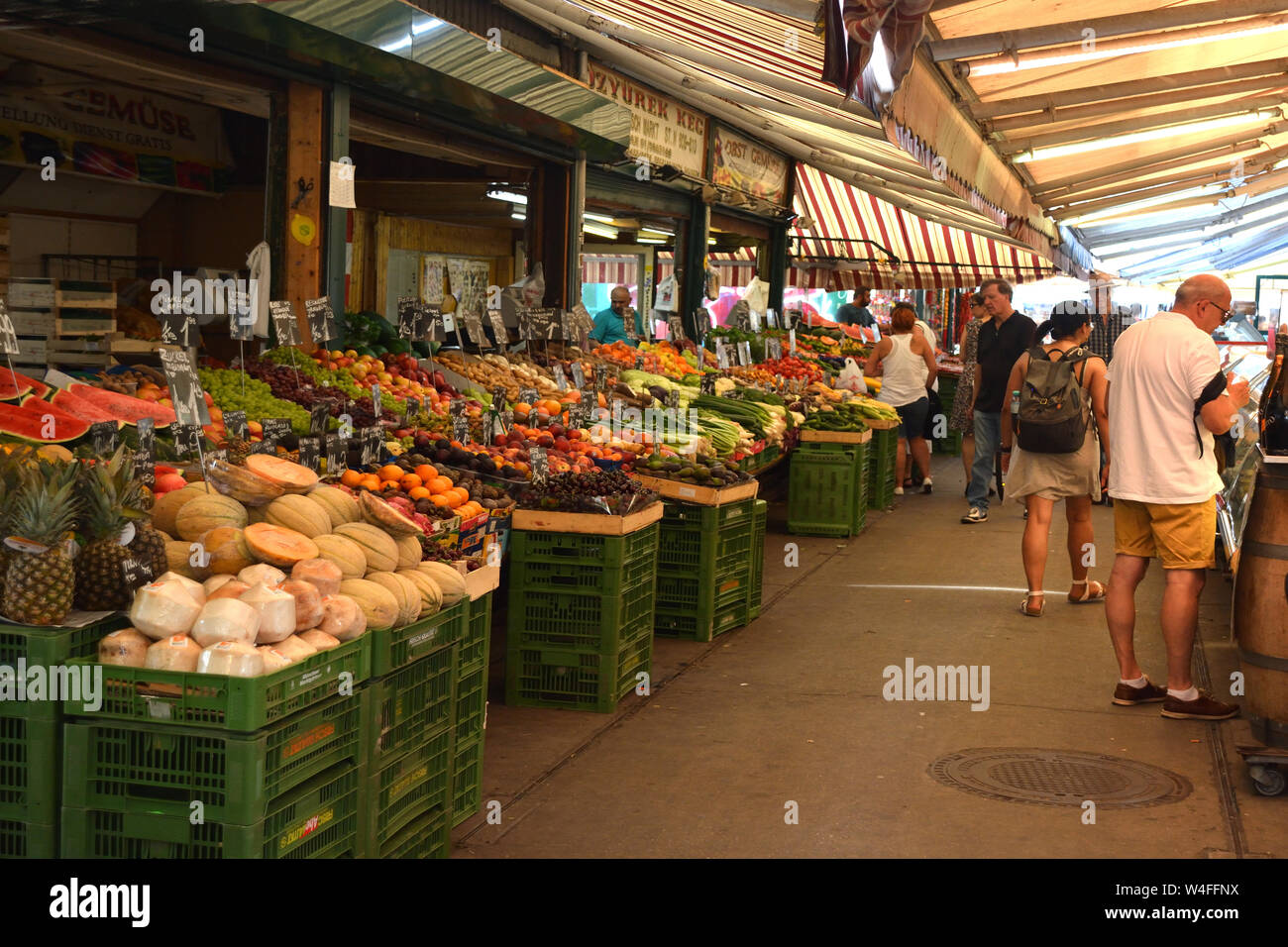 Marktstände mit Obst und Gemüse auf dem Naschmarkt in der ...