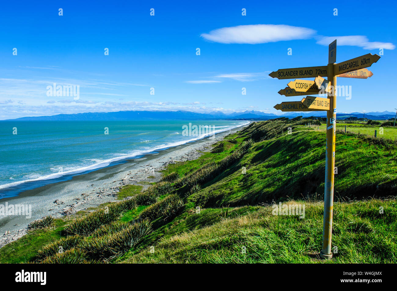 Wegweiser an der bucht von waewae -Fotos und -Bildmaterial in hoher ...