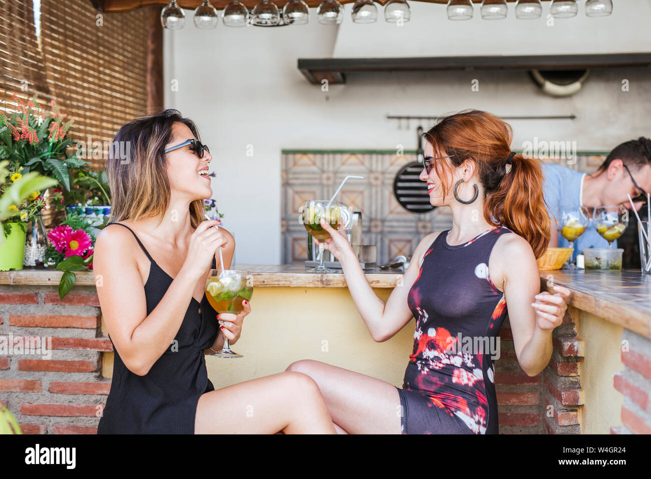 Zwei bar -Fotos und -Bildmaterial in hoher Auflösung – Alamy