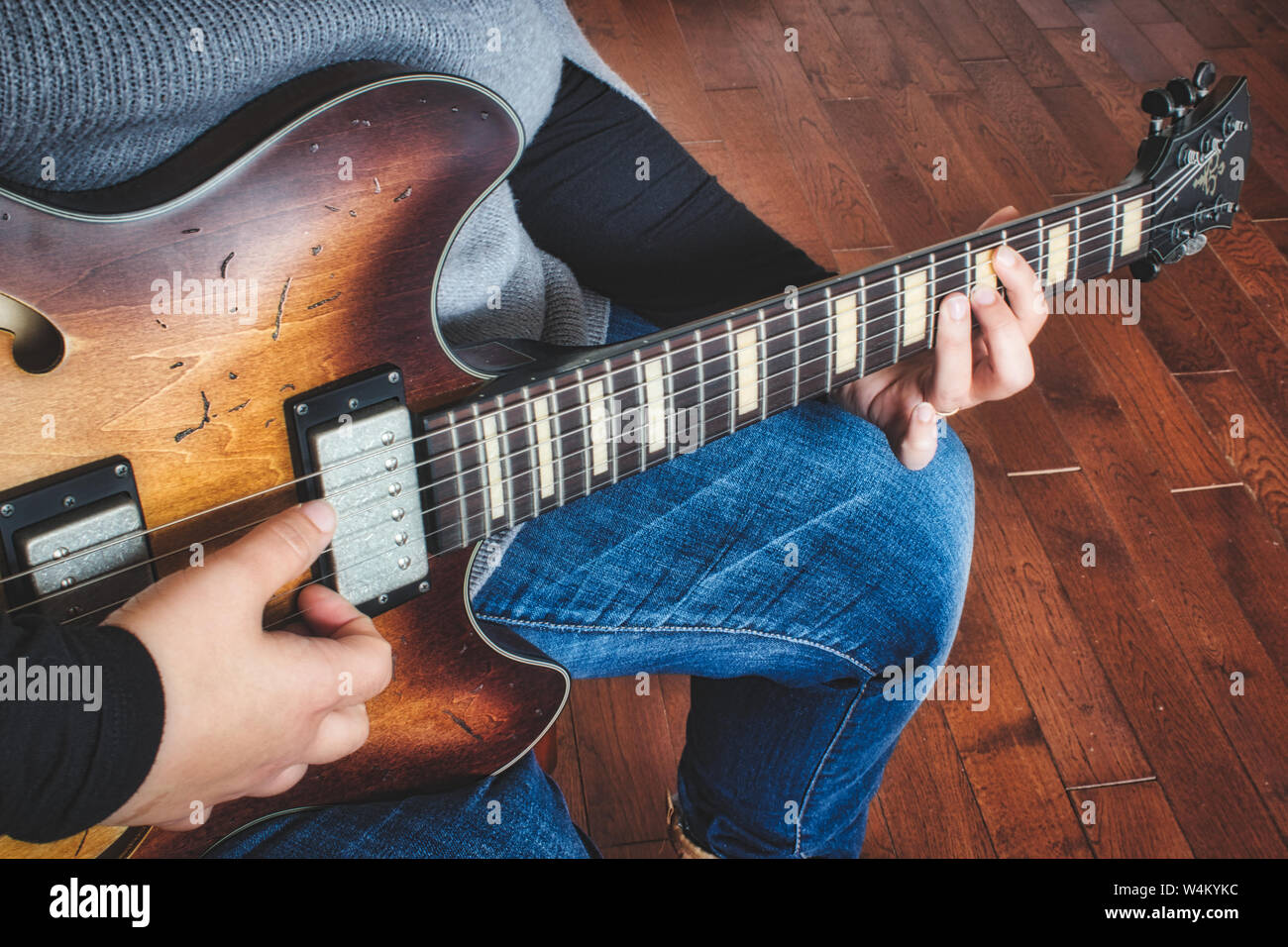 Hollow body jazz guitar -Fotos und -Bildmaterial in hoher Auflösung – Alamy