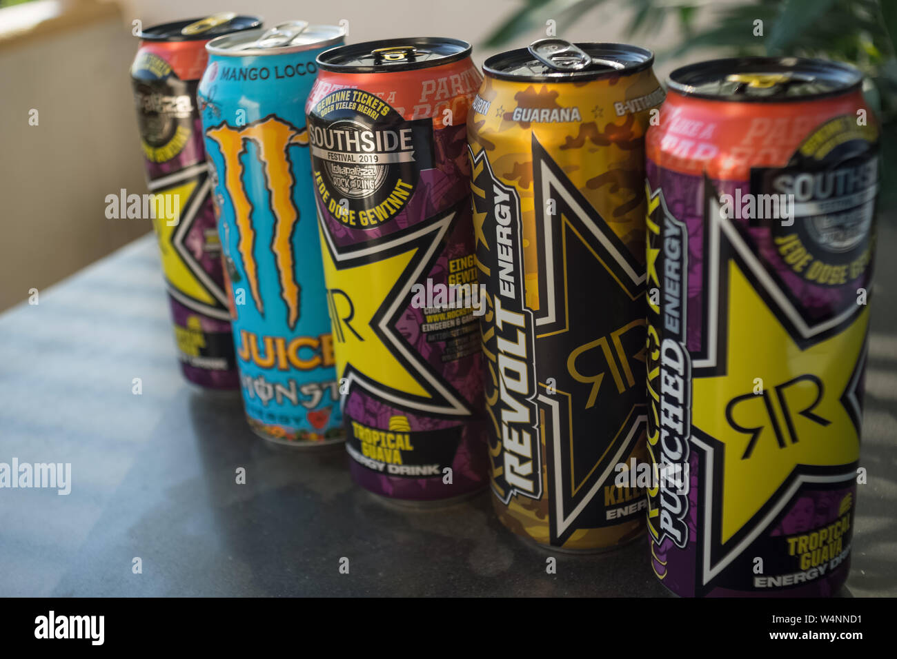 Monster Energy Drinks Stockfotos und -bilder Kaufen - Alamy