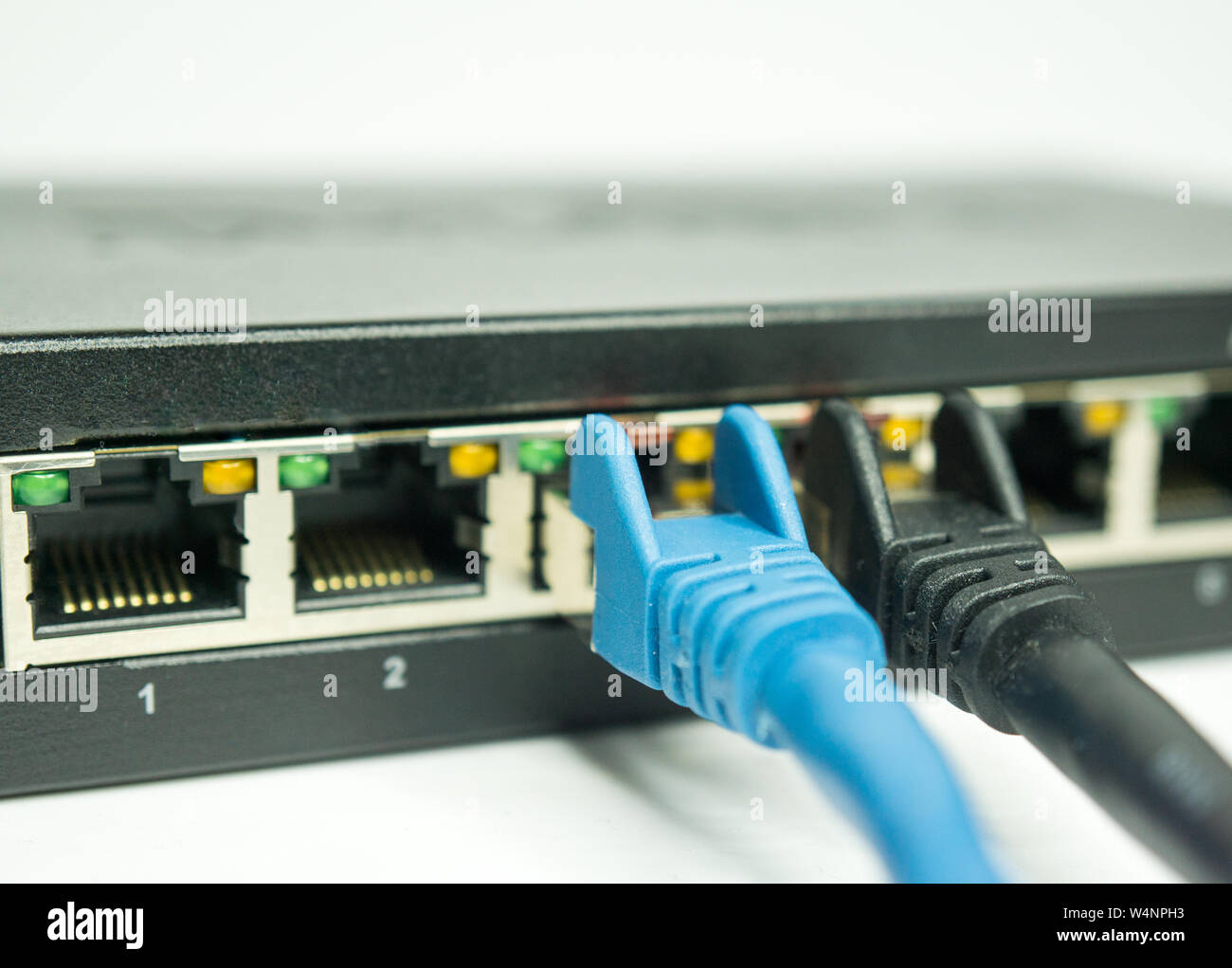 Network hub switch lan cable -Fotos und -Bildmaterial in hoher ...