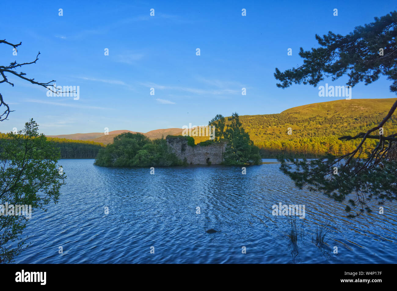 Loch an eilein schloss schottland -Fotos und -Bildmaterial in hoher ...