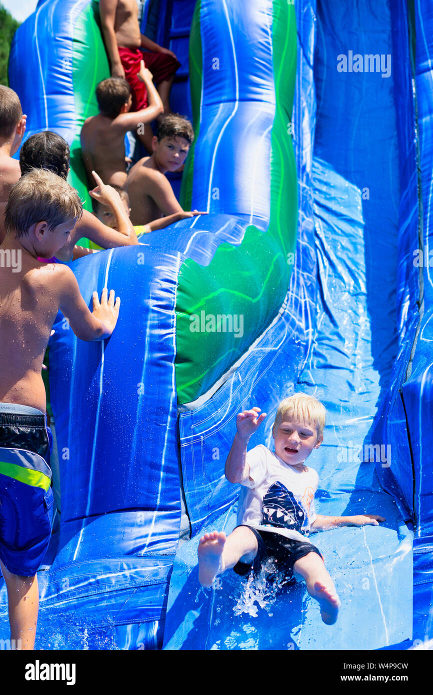 Blick auf eine wasserrutsche -Fotos und -Bildmaterial in hoher ...