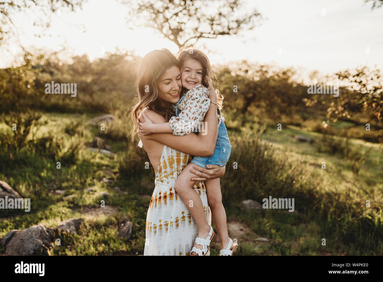 Mutter mit junger tochter -Fotos und -Bildmaterial in hoher Auflösung ...
